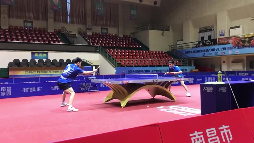 反手拧拉与相持的慢动作,关键是提前上脚整个人重心要上去,动作小...