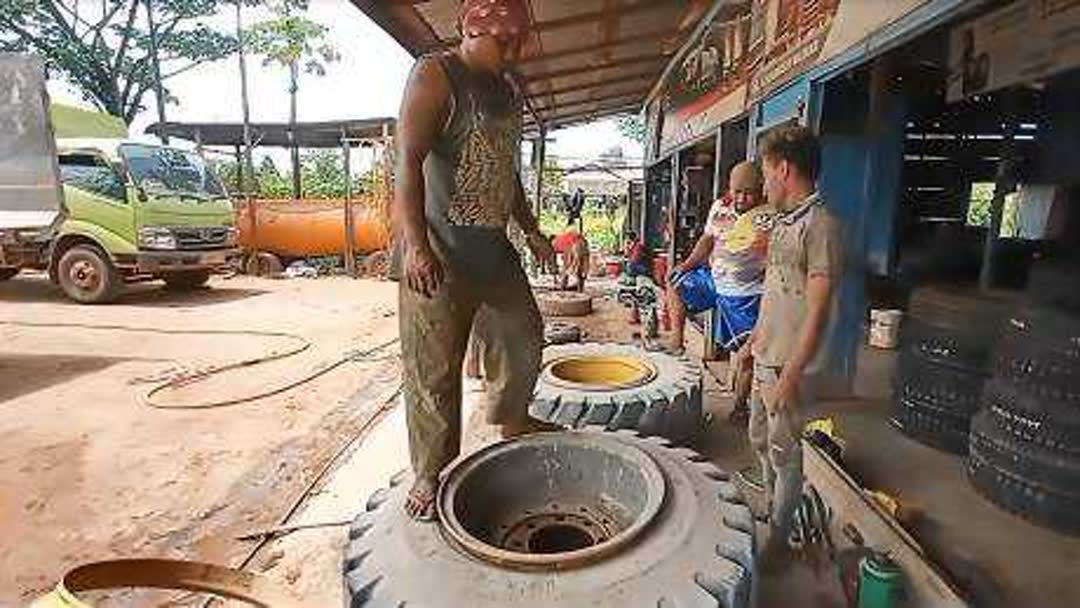 如何维修更换重型设备的轮胎,这活不简单一般人干不了