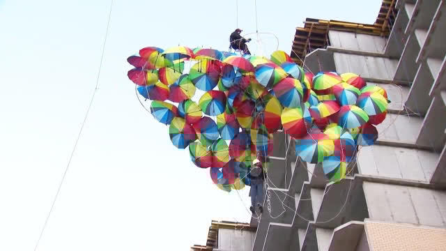 84把雨伞的“伞阵”,能让人从高空安全着陆吗?