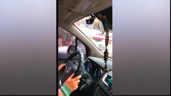 好好的自动雨刷器被折磨成半自动半人工了,这个女司机有个性!