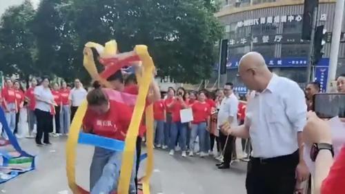 公司组织的小游戏,玩这个必须大脑和四肢协调,哪一组先到达终点就...