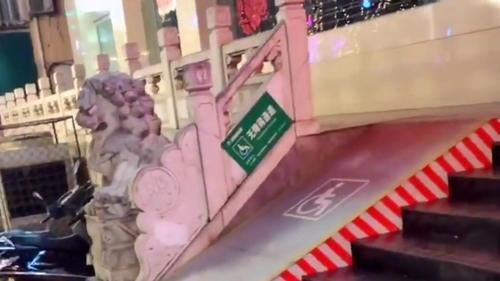 设计的本身是为了方便,这是谁设计的无障碍楼梯,让残疾人怎么走?