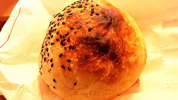 台湾夫妻三次苦求东北老师父学火烤包子,回台开小店大受民众喜爱