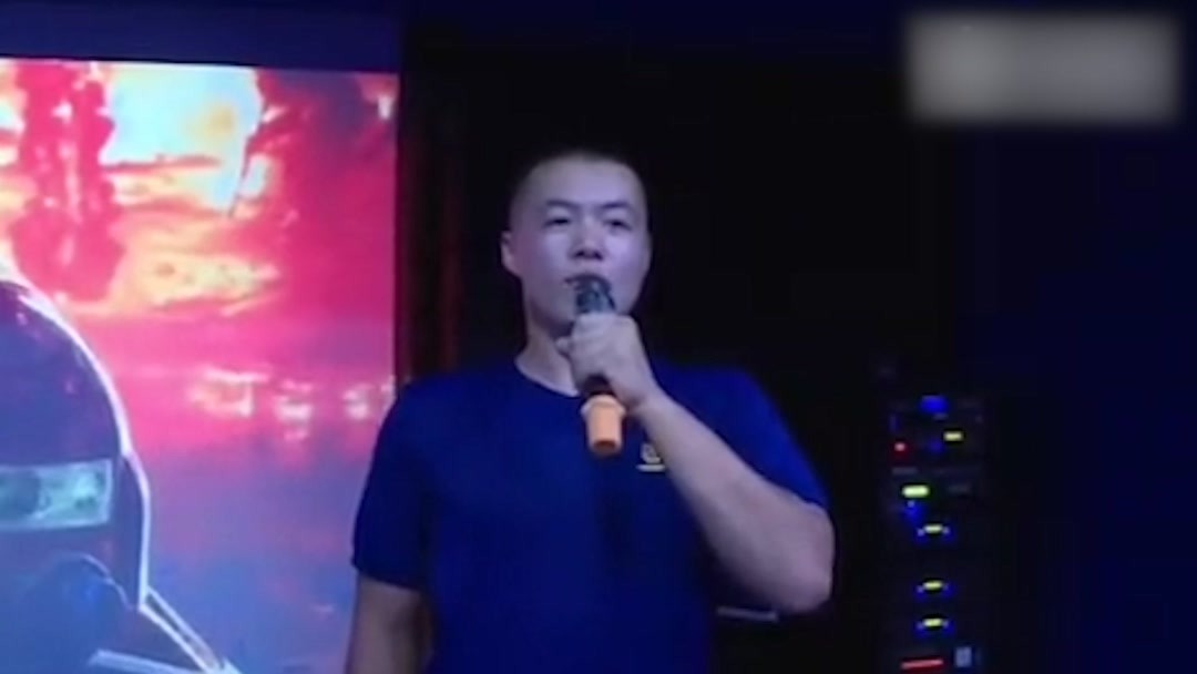 致敬!消防员演讲中听到火警条件反射秒扔话筒
