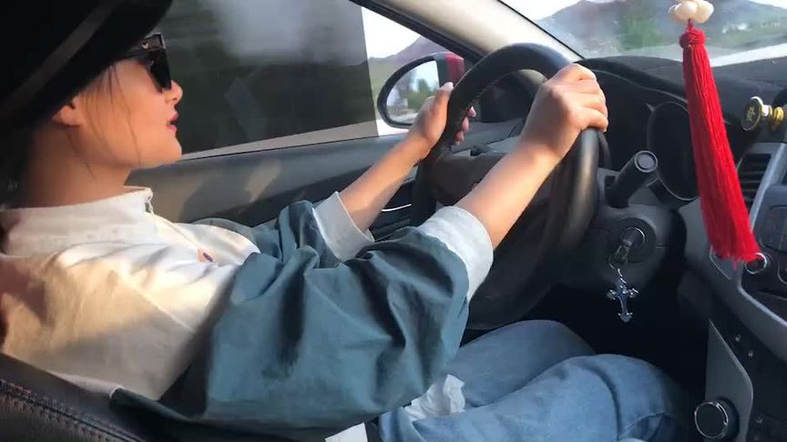 我想知道有多少女生虽然开的自动挡!但是两个脚都在动