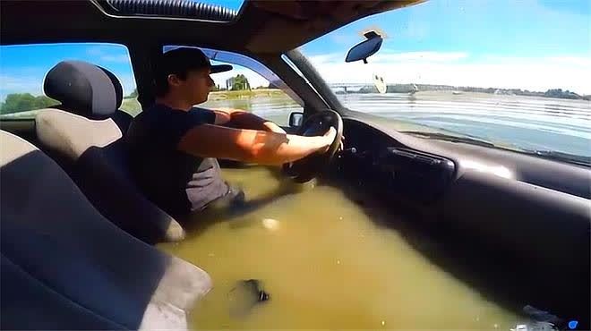 小伙为了省钱洗车,直接把车开进河里,网友:脑子是个好东西!