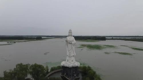 大疆御air2无人机兴趣点环绕航拍济南白云湖,看看效果怎么样