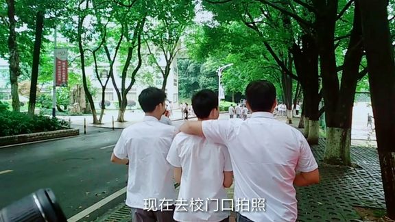拿了毕业证走出校门忽然有些不知所措,离开的我真的好想大哭一场