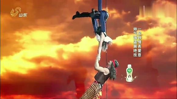 帅气海盗与美女一见钟情,上演高难度双人钢管舞