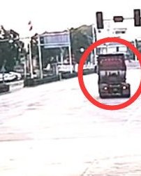 ...早上6:30分许,巫某驾驶重型半挂牵引车,行驶至一处路口转弯时,挂车...