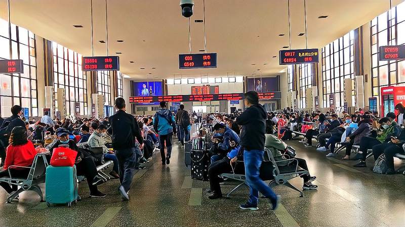 郑州火车站坐动车前往河南焦作,实拍候车室,进站场景!