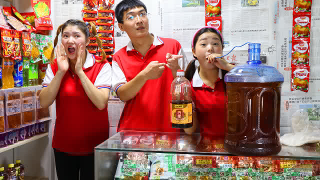 傻妞自制汽水店开业了,用香醋和白糖做的汽水,一下都卖光
