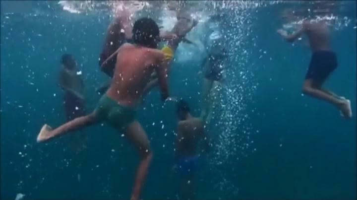 这个民族没有国籍,世代生活在海上不被允许上岸,为生存刺破耳膜