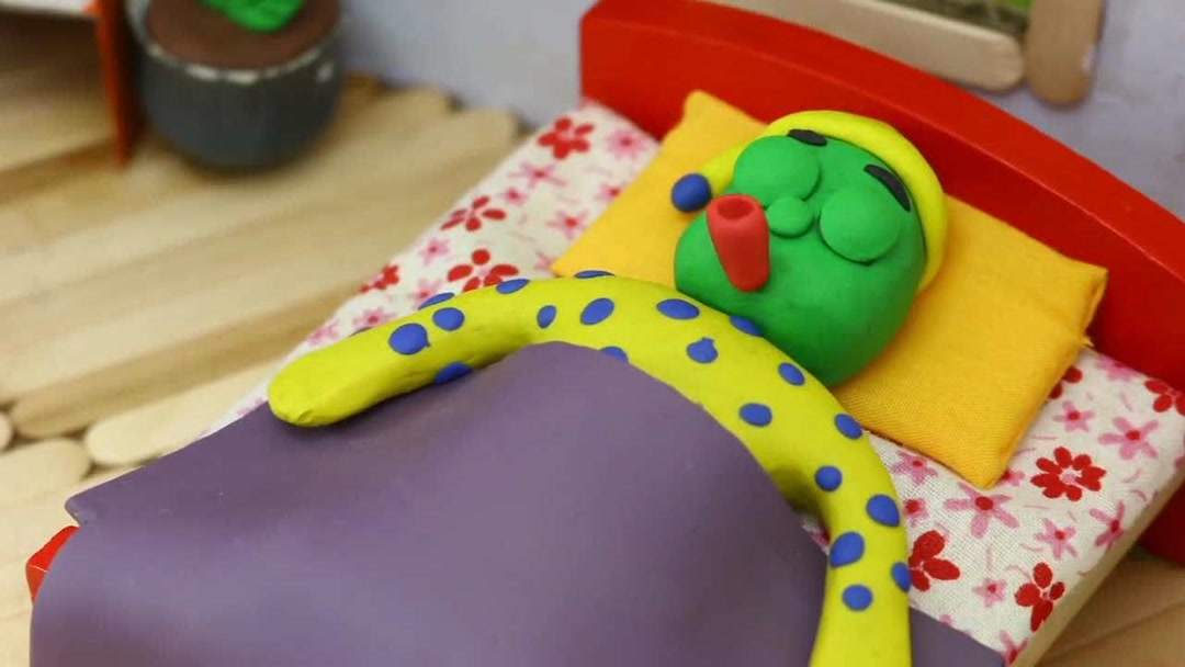 创意粘土动画:彩虹梦中的绿色小朋友们