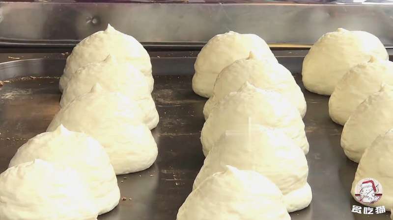 小伙创业卖网红焦糖舒芙蕾,一锅15个出炉马上卖光,网友:想吃!