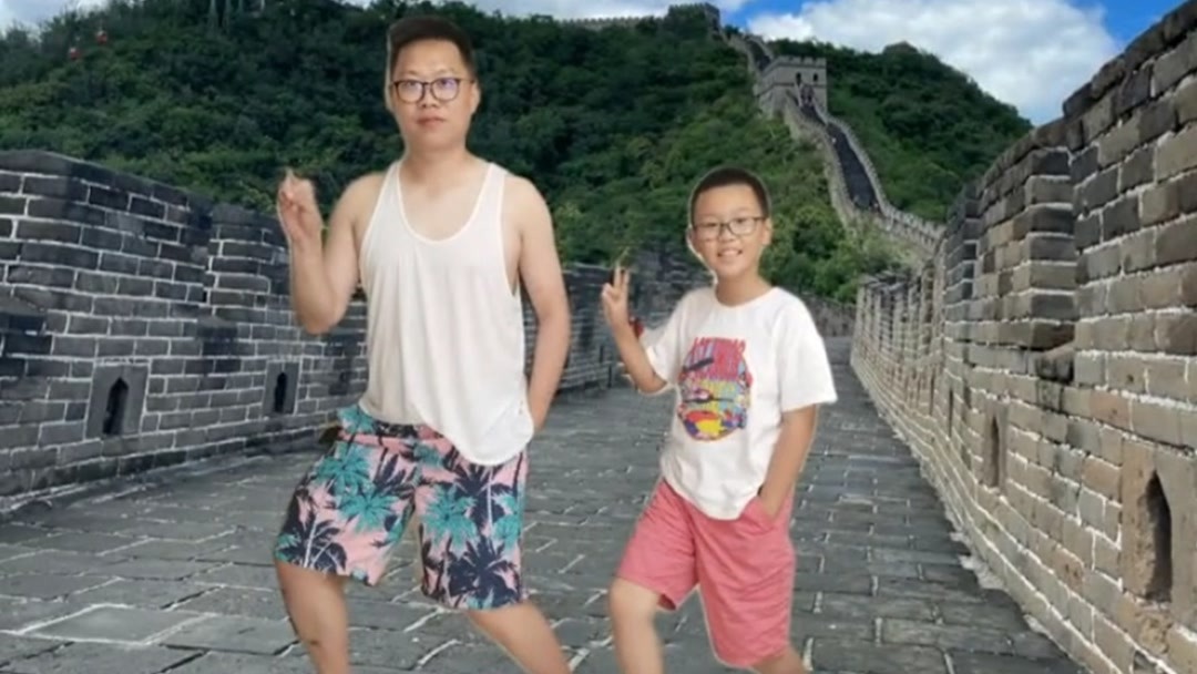 因疫情取消旅游计划,男子ps和儿子的旅游照,网友:心态好到爆炸