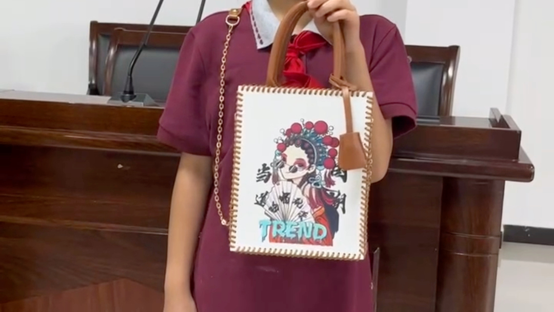 ...(12)班的学生穿针引线、折叠缝制,通过自制手工包,向老师们捎去节日...