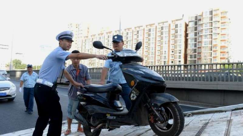 新规实施,违规电动车将强制报废,望广大电动车车主引以为戒!