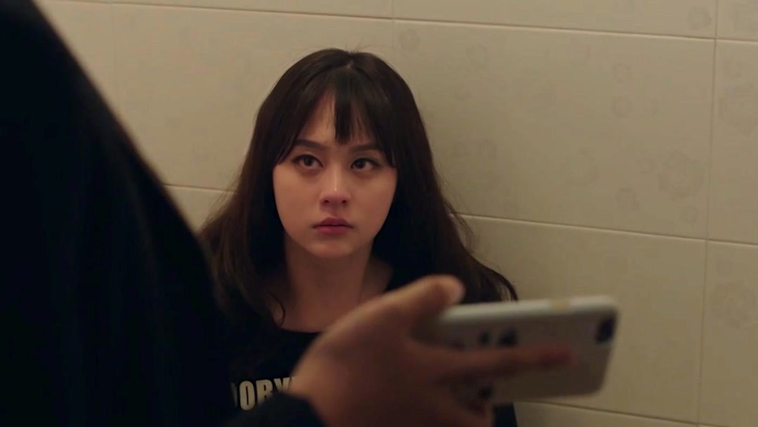 让人寒心的校园欺凌片,女孩被多名学生欺负,脑瘫父亲手刃仇人