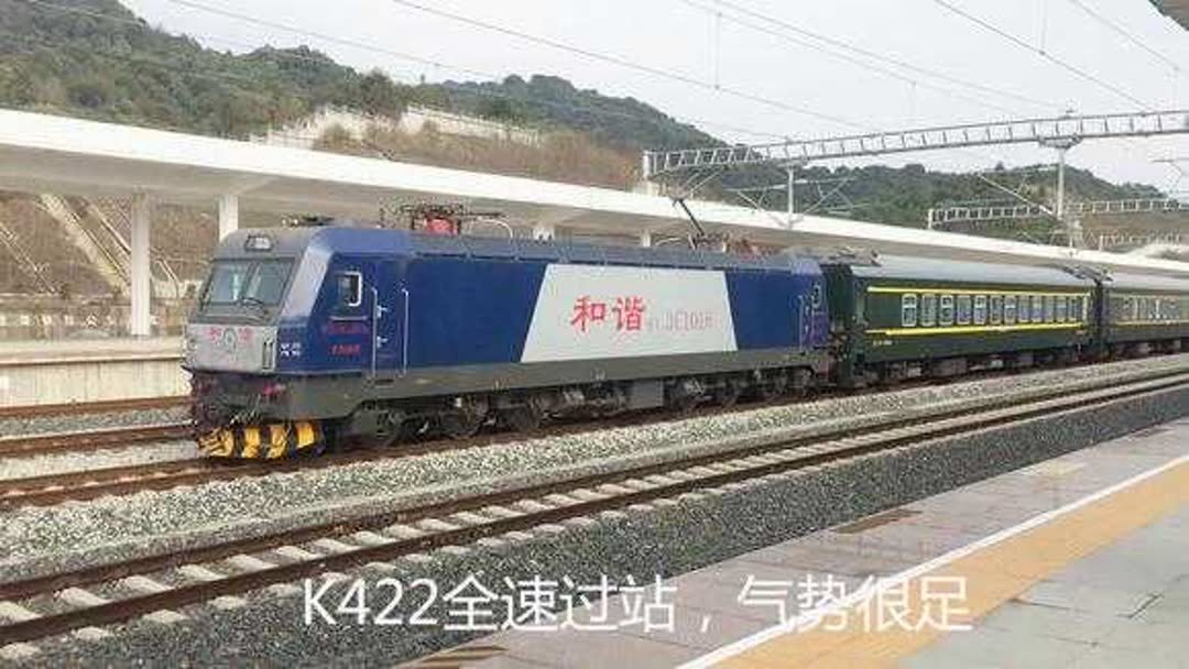 宁波发出的K422次,全速通过火车站,火车气势不输高铁和动车