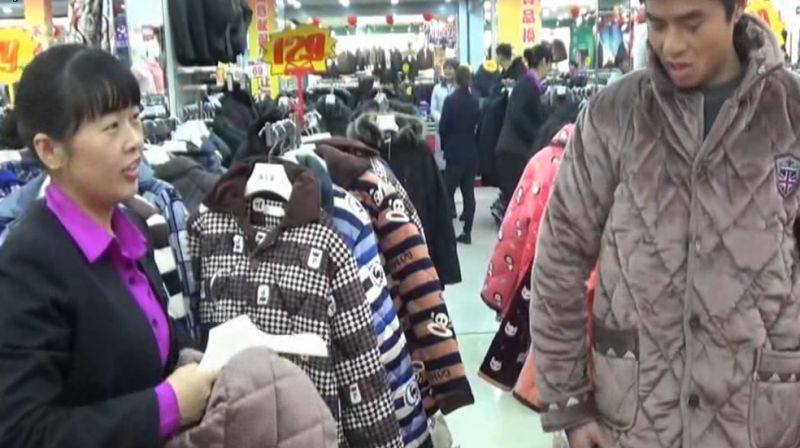 农村大哥进城买羽绒服,150元一件 是价格便宜还是销售大姐太会说