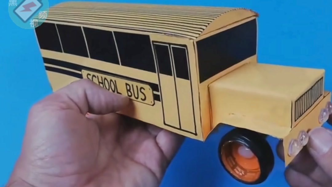 小伙用纸板制作模型小车,既简单又有趣,一起来见识下