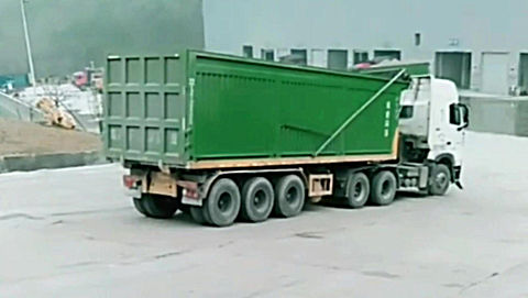 重型卡车过连续减速带的感觉,路面已经被重型卡车破坏的凸凹不平