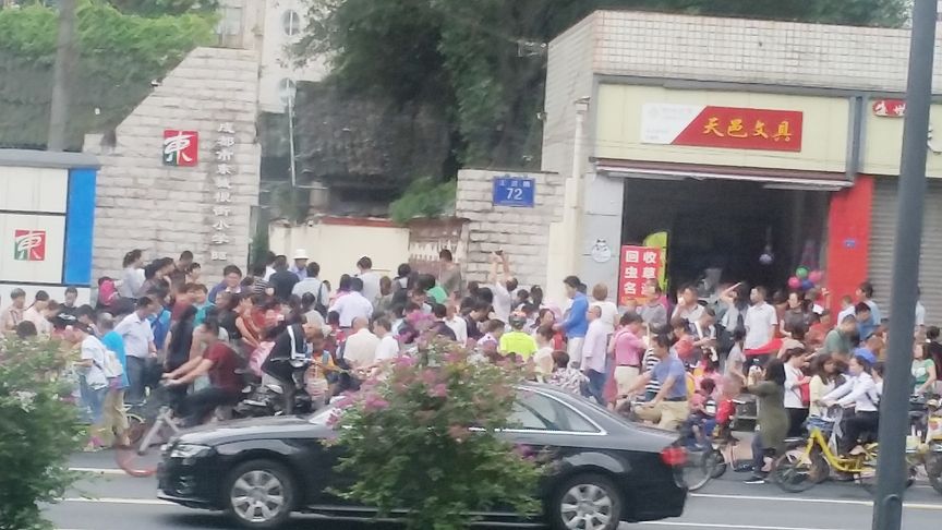 开学第一天 学校门口家长络绎不绝