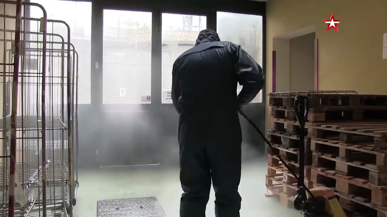 俄军三防部队对伦巴第主要街道和建筑物进行消毒