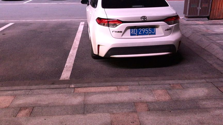 买车就买CVT变速箱,CVT变速箱比双离合变速箱换挡快,比AT省油。