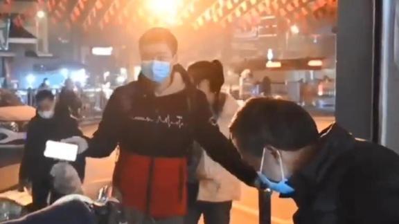 路两端都是家丨成都北门客运站首台春运大巴出站 驾、乘人员要闯这...