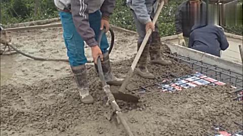 亲戚家盖房子现浇房顶,眼看的要下雨工程队还赶着干,搞不懂