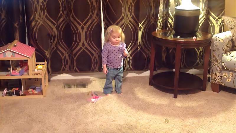 小女孩真勤奋,舞蹈排练回来在家模仿老师的各种动作,看完不许笑