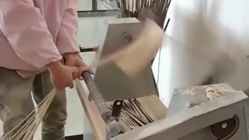 农村大姐缠线圈,原来是半机械化的,现在已经很少见了