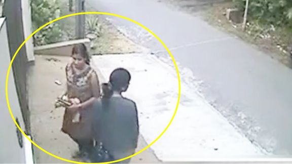 可怕!女子刚刚回到家门口,监控恰好拍到让人愤怒的画面