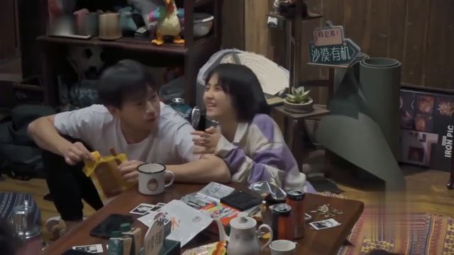 黄渤太坏了,讲鬼故事只为吓张子枫一跳,妹妹惊出表情包!