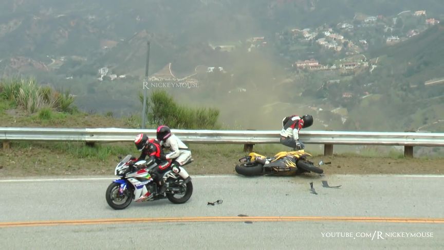 国外骑手在警车前翻车!太尴尬了~