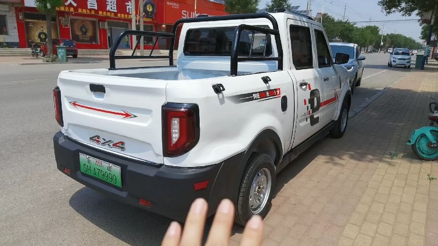 能上牌的皮卡车,加油充电无限跑,拉2吨,不耽误拉人,有保险