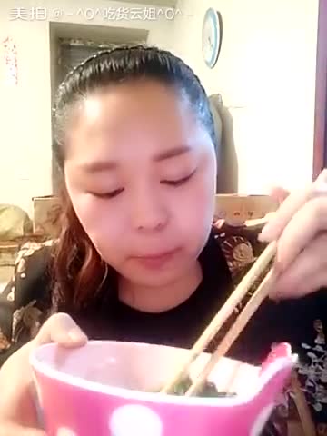 吃货云姐:韭菜炒鸡蛋,辣爆皮皮虾 吃的好香啊,都看饿了!