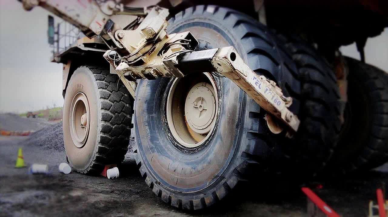 大型矿用卡车换轮胎,重5.3吨价值20万,一个螺丝都要用大机器