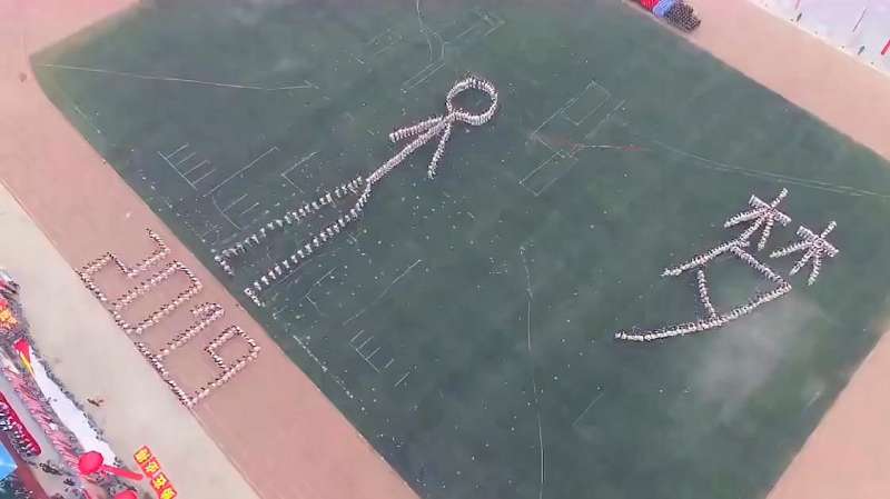 学校运动会开幕式,同学们想出的这个造型,太有创意了