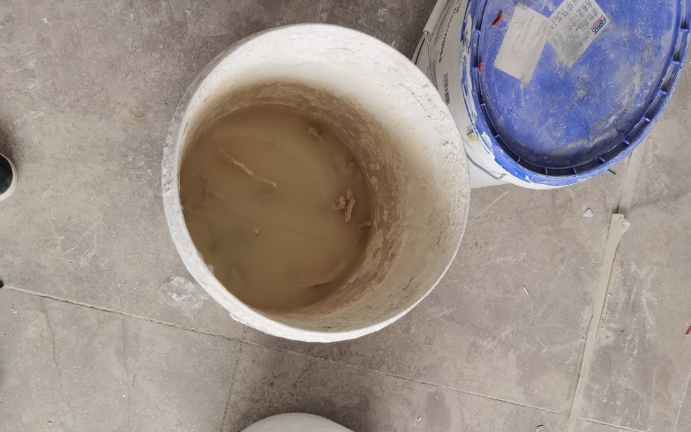 油漆师傅清洗工具的垃圾水千万不要倒在蹲便器里面,否则会堵的。