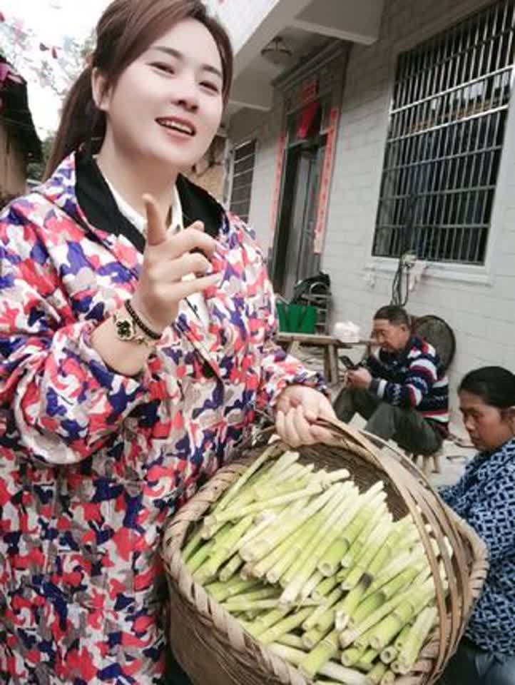 我们都是快乐的劳动者,生活虽然普普通通,但也要乐在其中,只要心中...