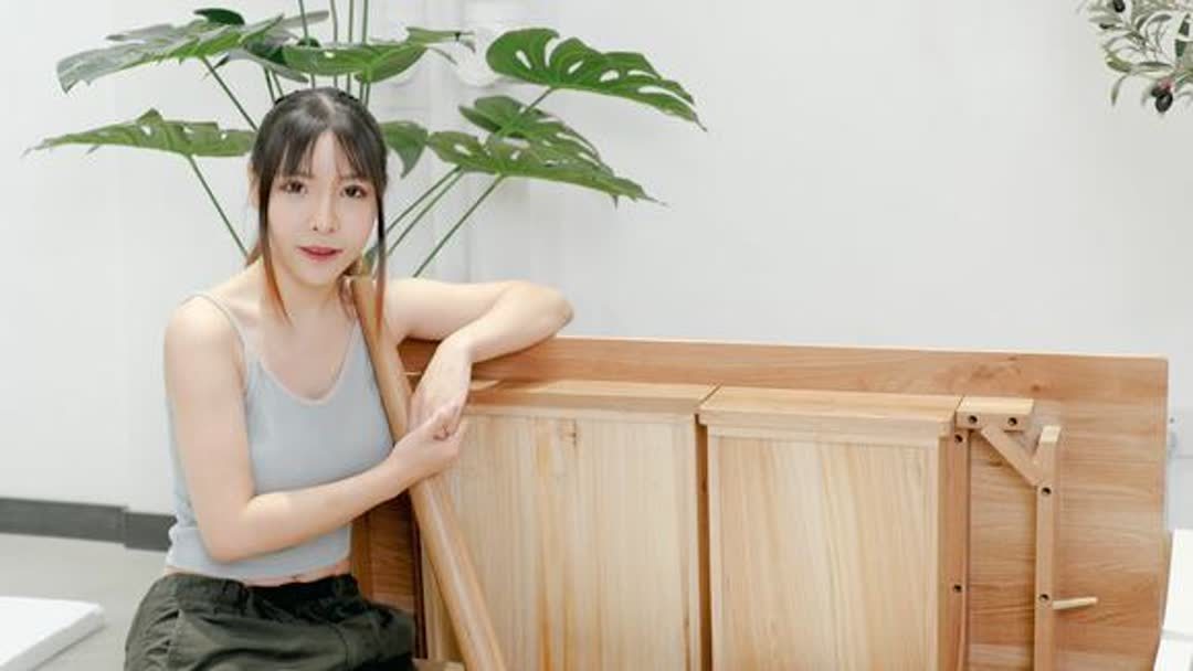 闪闪一个人就能拼好白橡木桌子,实木比人造板材更少甲醛更有质感
