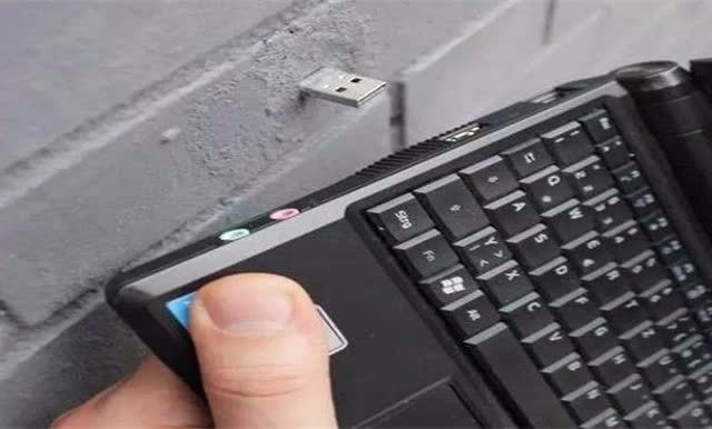 街头突现神秘USB接口,如果你遇到会打开来看看里面有什么吗?