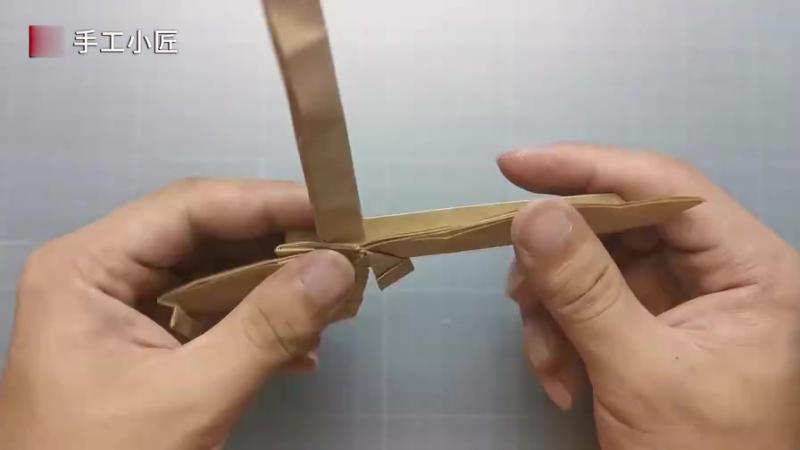 教你用一张纸,折一把“吃鸡神器”AWM狙击枪,成品有点帅!