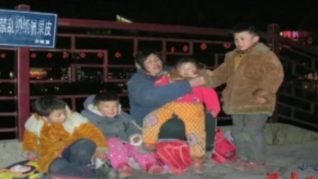 女子带4个年幼孩子上街乞讨,寒风中跪拜路人,场面让人揪心