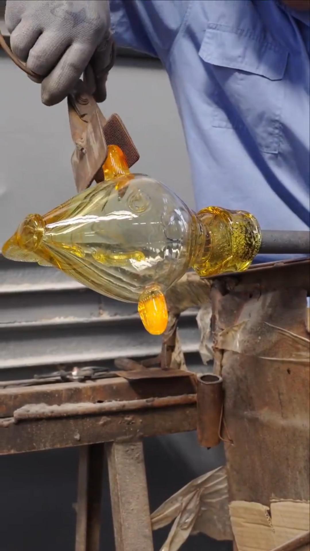 快来看看民间高手用琉璃制作多宝鱼器皿的过程!