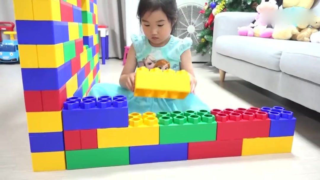 宝宝用彩色积木搭成了小城堡