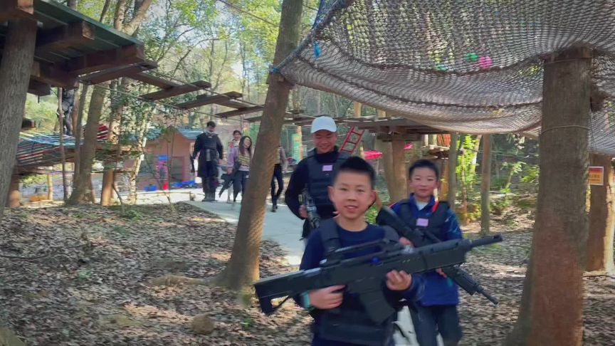 户外真人CS,大人小孩都可以玩!真人吃鸡战场!#真人cs对抗赛